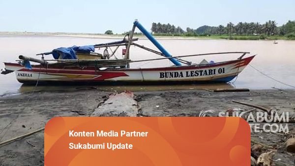 Perahu Nelayan Ujung Genteng Sukabumi Kandas Dihantam Ombak | kumparan.com